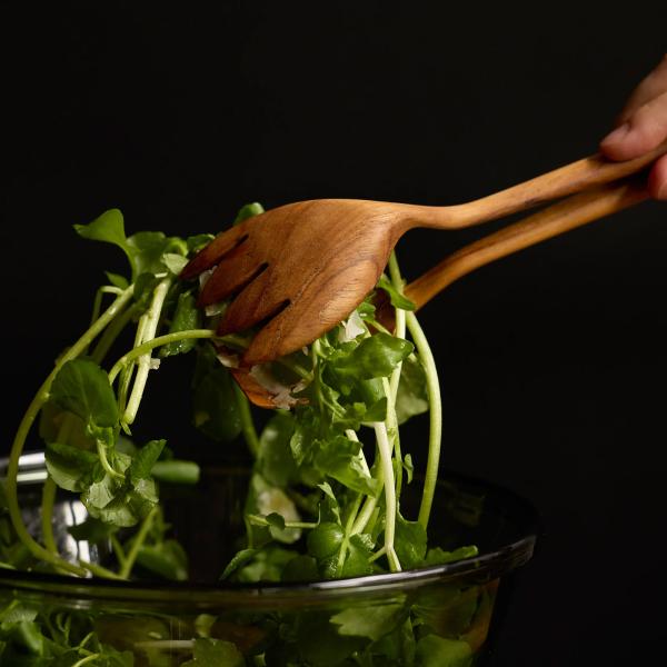 お料理を綺麗に掬い取れるスコップ形状の先端にノコギリ状の刻みを入れました。この刻みでサラダなどこぼれ落ちやすい料理もキャッチしてくれます。取り分け匙と合わせて組み合わせれば、同形状で製作しているのでピッタリ合わさり美しくお料理をサーブ出来ま...