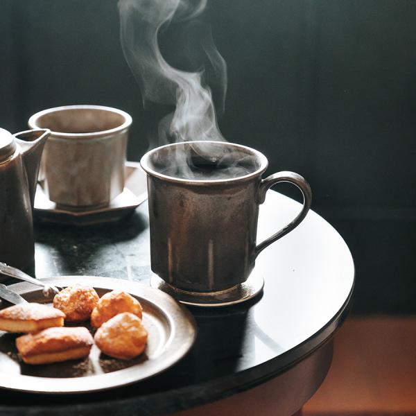 Ancient Potteryはアンティークや作家物のようなディテールを持ちながらも、強い土を使った現代のライフスタイルに合った実用性の高い器です。口元はフラット、ボトムは八角形のマグ。繊細なフォルムと異素材のような粗い釉薬のミスマッチがポ...