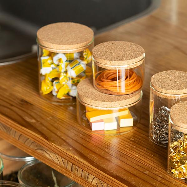 BOROSIL CORK LIDビジョングラスにぴったりの、ガラスとコルクの蓋。塩、砂糖を入れたり、お茶の葉や豆などの乾物の保管に。コルクの厚みを一般的な仕様よりも薄い12mmに仕上げているため、グラスと中身が綺麗に見えるバランスになってい...