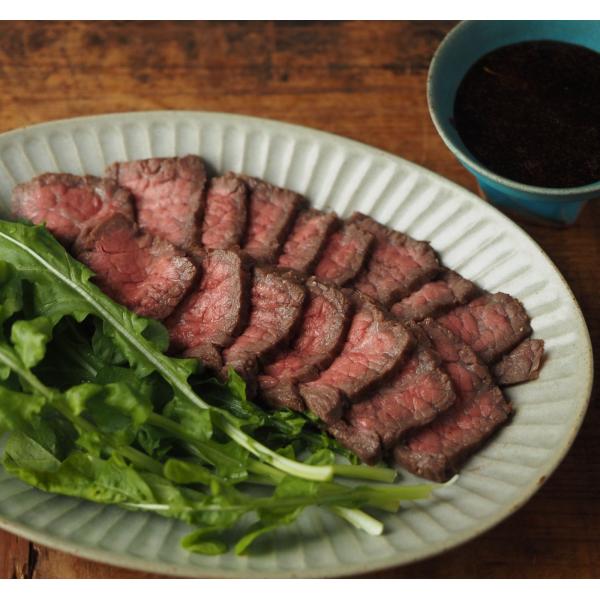 ひらひらしたプリーツのような削りを縁にまとった器。洋食器をモチーフとした形でありながら、赤土とつや消しの釉薬を使う事により、温かみと独特の表情がある器に仕上がりました。決して主張するわけではないけれど、存在感のあるひらひらのお皿は、どんなお...