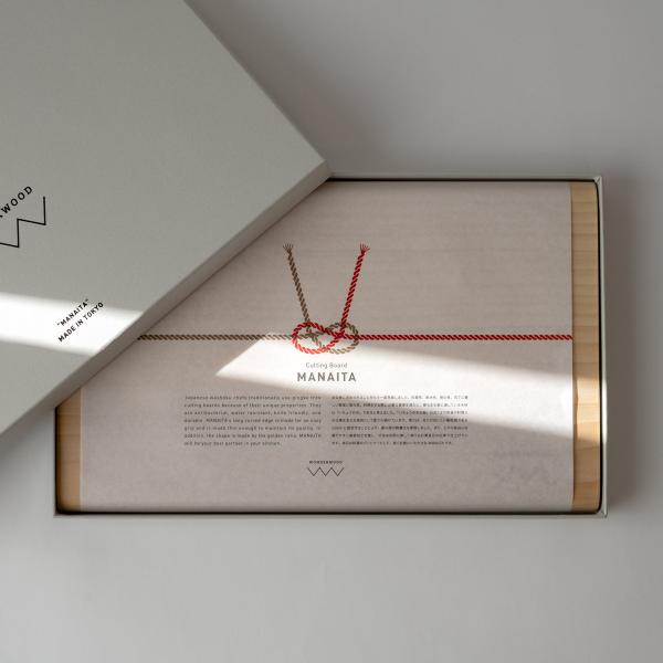 日本に数人しか現存しない大鋸で木を挽く目利きのプロが木の材質や乾燥状態を見極め材の選定をおこない、一枚板の「柾目（まさめ）材」のみを使用して一枚ずつ製作した貴重なまな板。使われているのは『いちょうの木』。いちょうの木はまな板に求められる条件...