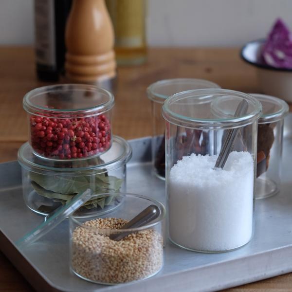 ソーダガラス製のフタ。フタとして乗せて使うのはもちろん、敷いても、単体でプレートとしても。使い方は自由。耐熱について当商品（GLASS LID）は、耐熱ガラス製ではありません。商品詳細65のサイズ：直径7.1×高さ0.6cm適合モデル：VI...