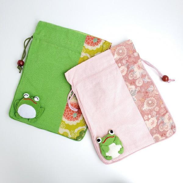 ■商品名かえる 巾着 6色 カエルシリーズ■商品について縮緬生地を使ったかえるの巾着。カバンの中の整理に一役買います。大きな・サイズなのでたっぷり入ります。・サイズ横19ｃｍ×縦26.5ｃｍ■種類6色からお選びください。■ご注意※商品によっ...