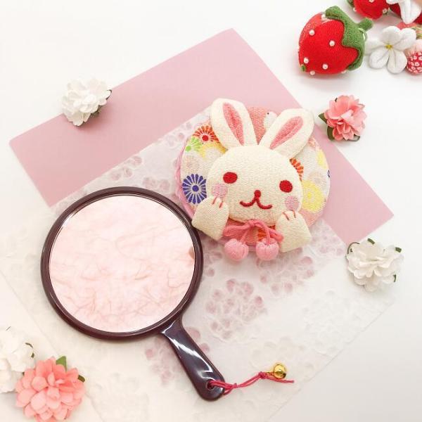 ■商品名ボンボンうさぎの丸鏡■商品についてリボンのボンボンが可愛いウサギのカバーが付いた丸鏡です。・サイズ縦120mm・素材丹後ちりめん■ご注意手作り品ですので商品の写真と実物の細部が違うこともありますが予めご了承ください。【注意】 単独購...