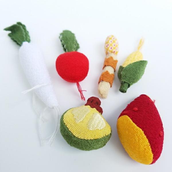 ■商品名お細工シリーズ 野菜シリーズ3(220円)■商品についてちりめんで作った。お野菜シリーズです。細部まで凝った作りは手作りならでわの作品です。インテリアとしても知育玩具としても人気です！プレゼントとしても喜ばれるおすすめ商品です♪・サ...