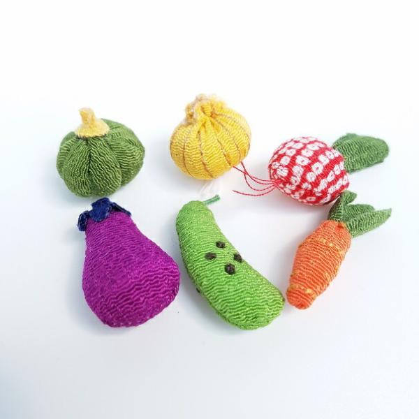 ■商品名お細工シリーズ 野菜シリーズ4■商品についてちりめんで作った。お野菜シリーズです。細部まで凝った作りは手作りならでわの作品です。インテリアとしても知育玩具としても人気です！プレゼントとしても喜ばれるおすすめ商品です♪・サイズさやえん...