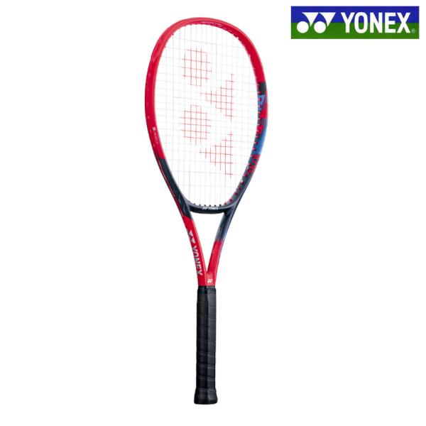 跳高弾道で攻めるヨネックス史上No.1スピン。高いホールド性で軌道が上がる、ハイスピンのオールラウンドモデル。■品番：07VC100■商品名：Vコア 100 VCORE 100■カラー：651：スカーレット■サイズ：G1・2・3(平均300...