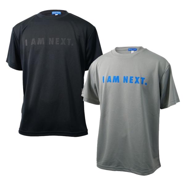 フロント胸元部分に『I AM NEXT.』のフレーズを施したプラクティスシャツ。■品番：776105■商品名：V-OTS-0001■カラー：　0020：ブラック0440：グレー■サイズ：XS/S/M/L/XL/2XL■素材：ポリエステル10...