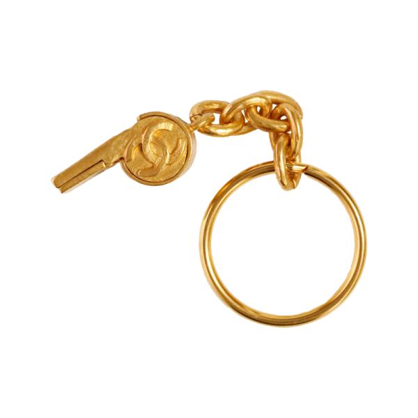 ブランド：CHANEL/シャネル商品名：ホイッスル キーホルダー品番：-シリアル：95Pサイズ(約)：モチーフ：横幅3×高さ1.5cm全長9.5cm重さ：21g材質：GP仕様：-製造国：フランス付属品：-商品ランク：Sランク目立った傷等あり...