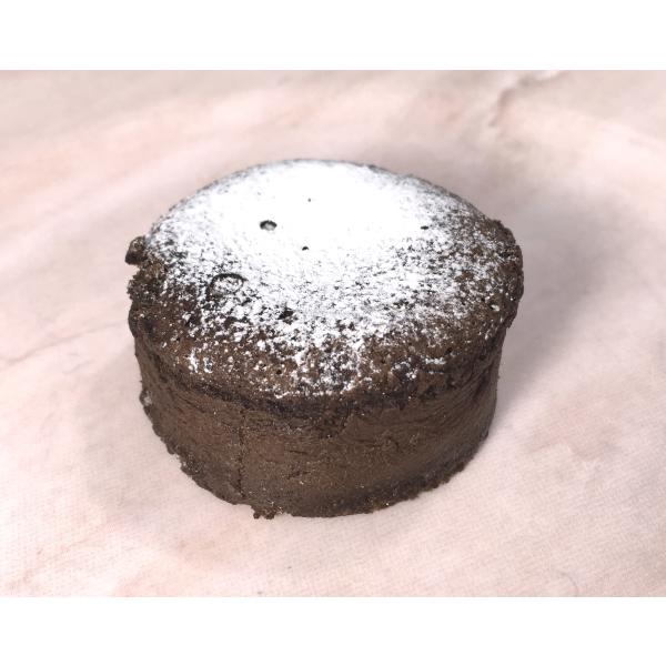 しっかりとしたチョコの風味、それでいて軽い仕上がりのガトーショコラ。中には甘酸っぱいクリームチーズが入っています。軽く温めてから、お召し上がりください。１個の重さ−−−−約４５ｇ１個の大きさ−−−直径約５ｃｍ×高さ２．５ｃｍ１箱の総重量−−...