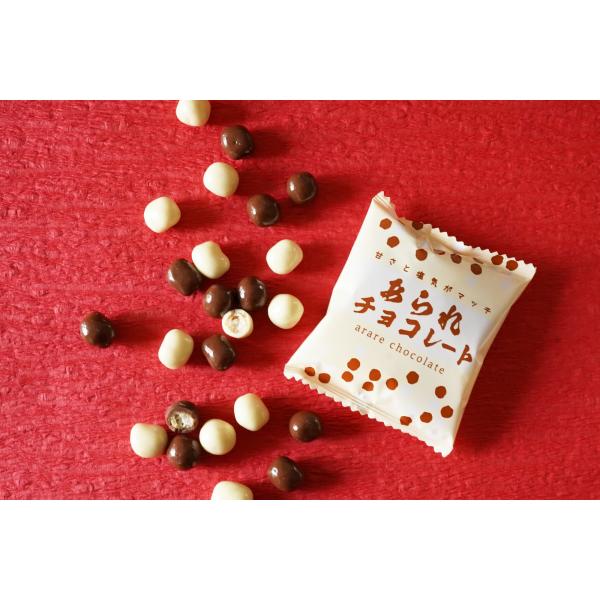 サクサクとしたあられの食感がたのしい♪甘さとしょっぱさのマッチング！もち米使用のあられをミルクチョコレートとホワイトチョコレートの２種でコーティングしました。チョコの甘さとあられのしょっぱさの相性は抜群！甘じょっぱい♪をお楽しみください。あ...