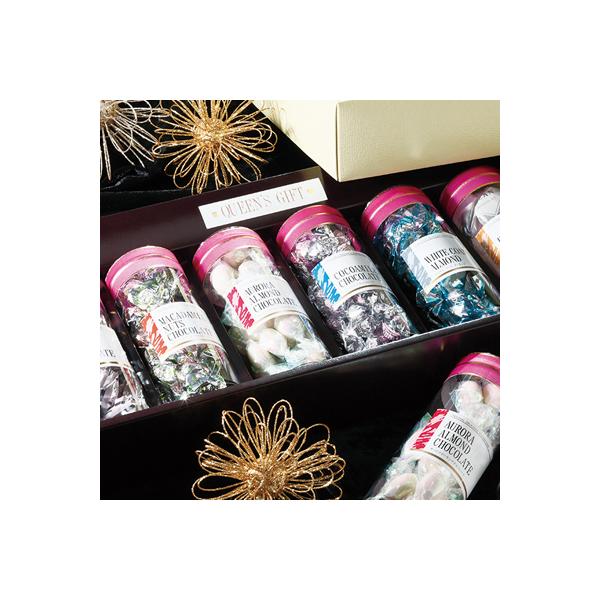 大切な方への贈り物にピッタリな煌びやかな円筒クリアケースに人気のチョコ6種をいれ、オリジナルギフトＢＯＸに詰めあわせました。内容キャンディコートピーカンナッツチョコレート、ココアミルクチョコレート、オーロラアーモンドチョコレートリーフメモリ...