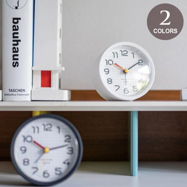 洗練されたデザインのアラームクロックです。ヘルベルト バイヤーに由来したフォントとグリッドパターンを組み合わせたシリーズ。ベースに規則正しく並んだグリッドは繊細に表現することで力強いデザインの数字と絶妙に調和しています。ベッドルームからリビ...