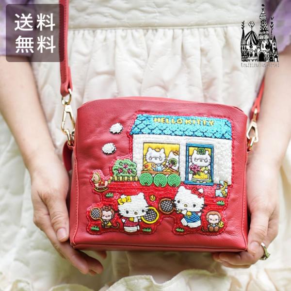 キティちゃんとミミィちゃんが仲良くテニスをする様子を手刺繍で表現したショルダーバッグ。カラフルなスパンコールやビーズが散りばめられていて、見ているだけで楽しくなるデザインです♪柔らかい羊革に、刺繍職人が丁寧にキャラクターたちをアップリケする...