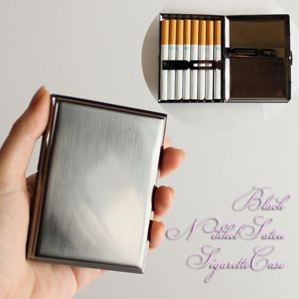 タバコが16本収納できるシガレットケースです。キングサイズ(長さ85mm)のタバコを綺麗に収めることができます。ケースに収めることで喫煙本数をコントロールできるのでとっても便利。裏面はブラックサテン仕上げで高級感があり、シンプルなので飽きが...