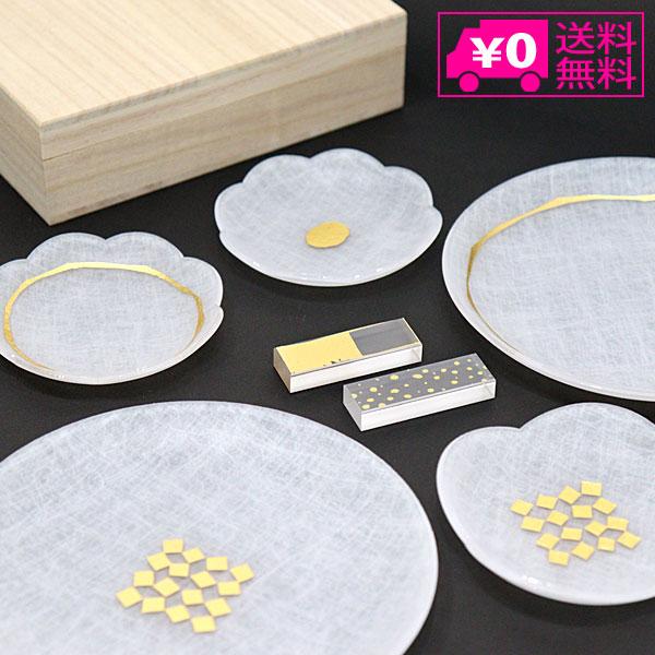 新婚の食卓を一層華やかに彩る、テーブルウェアのギフトセット。和紙調のアクリルに金色の箔を押した気の「箔」シリーズから、プレートと小さなまめざら、はしおきの入った3種7点のセットです。贈る方のイメージに合わせてお選びいただけるように、柄の組合...