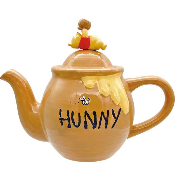 ディズニー「くまのプーさん」デザインの、思わず笑顔になるティーポット。プーさんが大好きな“ハチミツの壺”をそのままモチーフにした立体的なフォルムで、キッチンやテーブルをほっこり彩ります。フタの上にはごろんと寝そべるプーさんの立体フィギュア付...