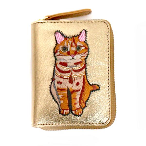 タマオワールドのかわいい猫の刺繍を施したミニ財布中はジャバラタイプのカードポケットになっていて取り出しやすいのがポイント。10ヶ所ポケットがあるのでたくさんカードが入ります。お札は折り畳まなくてもカードポケットの下に滑り込ませることが可能で...