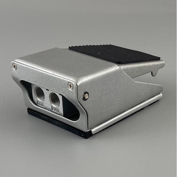 ●足踏式で両手がフリーになり、連続作業の場合や　両手で物を保持する作業に非常に便利です。〈仕 様〉●カラー：シルバー●サイズ：幅81×奥行125×高さ52mm●入力接続口：2分（1/4）●出力接続口：2分（1/4）●重量：650g※カプラー...