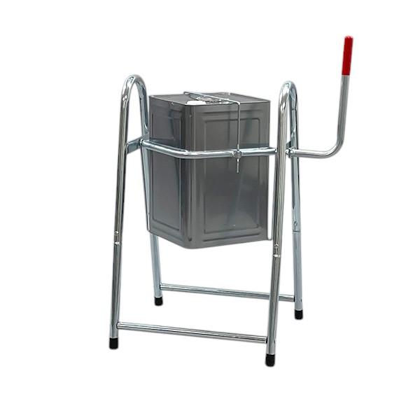 ●缶が落下しない一斗缶スタンド●落下防止金具が新しくなりました。※従来品のL型フック（1ヶ所ねじ止）の場合、充填作業の際に缶の角度が鋭角になるとL型フックがずれ缶が落下する場合がありますので充填作業時には手を添えるなどして落下防止の対策をす...