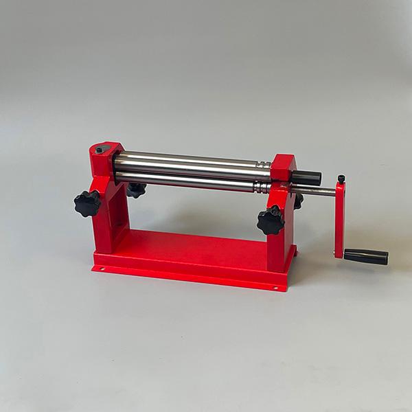 ●スチール・アルミ・ステンレス板等をロール加工できます。●ローラー右端の溝で金属線等をリング状に製作する事も可能です。　【仕様】●本体サイズ：幅570×奥行250×220mm●台座サイズ：140×380mm●ローラー幅：300mm●ローラー...