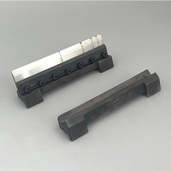 ●万力・バイスにはさんで使用する簡単折り曲げ工具です。●工夫次第でコの字曲げから段曲げなど様々な加工が可能です●簡単取り付け：マグネットで万力に簡単に着脱できます【仕様】●曲げ能力：鋼板2.0mm・アルミ板3.17mm●加工幅：最大200m...