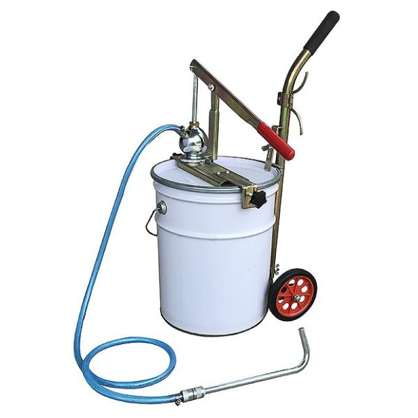 ●ペール缶に取付るオイルポンプになります。●キャスター付きの為、移動が楽に行えます。〈仕様〉●吐出量：1ストローク：約57cc●ホース長さ：1.8ｍ※画像のペール缶は付属しておりません。