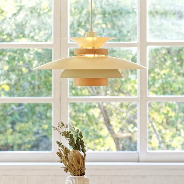 【サイズ】φ50x高さ23.5cmコード調整(全高54.5cm〜124.5cm調節可)【素材】スチール・木【重量】約2.5kg【特徴】まるでカフェに来たかのようなオシャレなペンダントライト。重ね合わせたセードの上下から陽だまりのようにあたた...