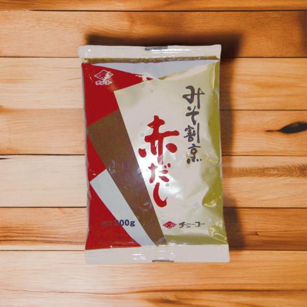 しっかり熟成させた米みそに、みりんを加えてまろやかな味わいに仕上げた赤みそです。赤だし味噌汁や田楽、煮込み料理などに、赤みそ特有の風味をお楽しみください。