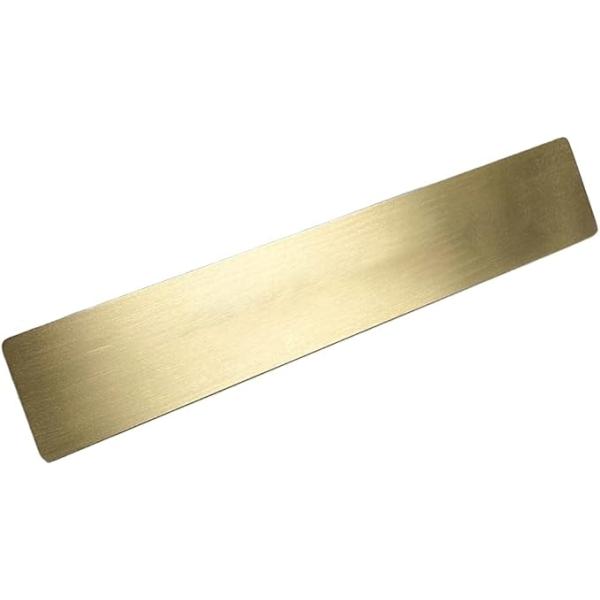 「本物の真鍮」で作ったプレートです。本物ならではの質感と味わいを感じていただけると思います。スタイリッシュでちょっぴりゴージャスな雰囲気。空間にちょっとした変化を。ドアや壁に取り付けてご使用いただけます。3M製の両面テープ付き。ご希望の文字...