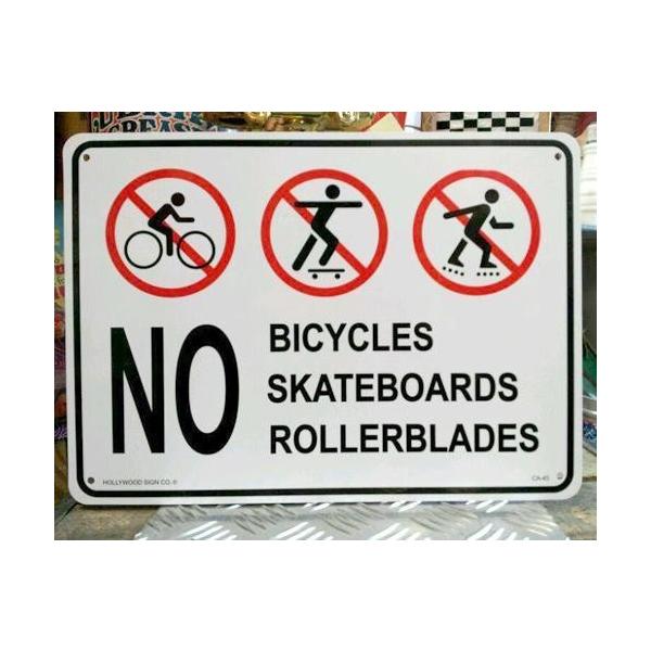 アメリカ直輸入のプラスチック看板です。30種類以上入荷！“自転車・スケートボード・ローラーブレード禁止”厚手のタイプで屋外にももちろん使えます。ガレージやお部屋のインテリアには、かなりのインパクトが出ると思います。 サイズ：w35.5×h2...