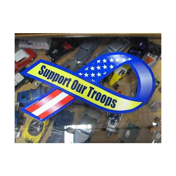 リボンマグネットです。リボンにはsupport our troopsと書かれています。アメリカン国旗柄と重ねてとても意味合いの強い言葉ですね。磁石なのでどこでもくっつけられます。サイズも大きめなのでプリントなども挟めそうですね！ガレージでは...