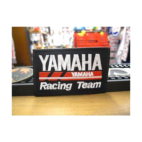 レーシーなデザインのアメリカンなワッペンでございます。ジャンパーやカバンなどに貼ってお使いいただけます。裏面はのりつきで、アイロンで簡単にお付けいただけます。強度を高めるためには縫い付けていただくかたちになります。サイズ：約W8.8×H5.5cm