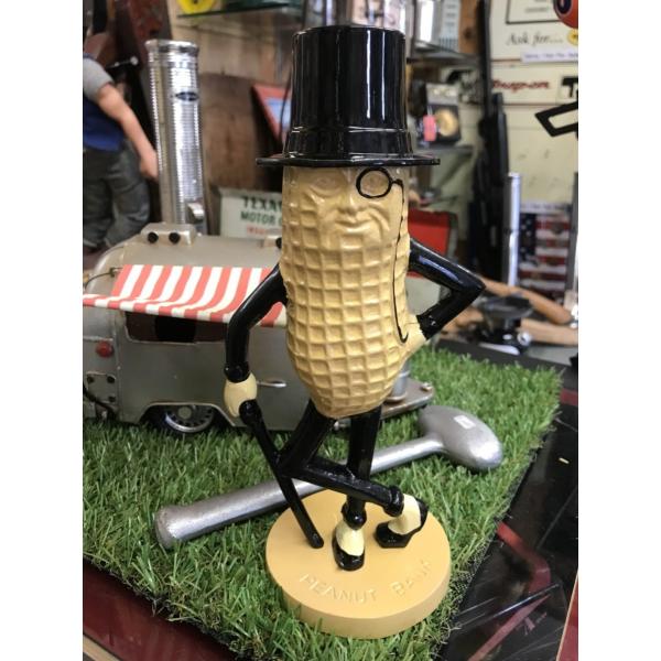 あの人気のピーナッツバンク！！存在感抜群の貯金箱です。なんとも愛嬌があって可愛いですデザインでお馴染みカラーです。是非、ショップやお部屋、ガレージなどのインテリアに1個いかがでしょうか☆サイズ：Ｈ22ｃｍ X W10.5cｍ材　質：アルミ