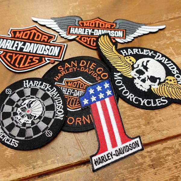 お得なハーレーダビッドソン ワッペンセットです。革ジャンやジャンパーのアクセントに最適です。裏面に接着用糊が付いていますので、アイロンでの簡単貼付けが可能です。※より本格的に貼付けて頂く為に縫い付けをオススメしております。サイズ：WING ...