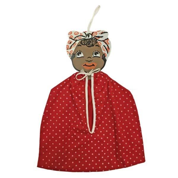 とっても可愛い黒人さんの壁掛けふくろです。ティッシュやビニール袋の収納などさまざまな用途に♪お部屋や、キッチン、トイレのディスプレイにも可愛いです。素材：木製、布サイズ：全長/約H40cm　　　　袋部分/約26×30cm（袋口16cm） ※...