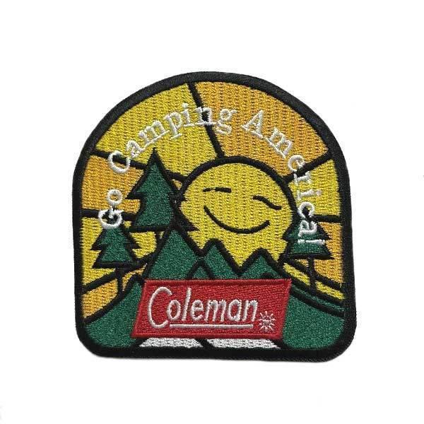 コールマン ワッペンです。ジャケットやカバンなど好きなところにカスタムしてお楽しみください！裏面に接着用糊が付いていますので、アイロンでの簡単貼付けが可能です。※より本格的に貼付けて頂く為に縫い付けをオススメしております。サイズ：約Ｈ8cm...
