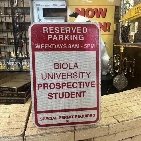 アメリカより豊富にヴィンテージの看板が入荷しました！本物の空気を吸い込んだ ストリートサイン です。カリフォルニアのバイオラ大学で実際に使用されていた本物の看板です。入学希望者が特別な許可を得て予約すれば指定時間内に駐車できるという意味合い...