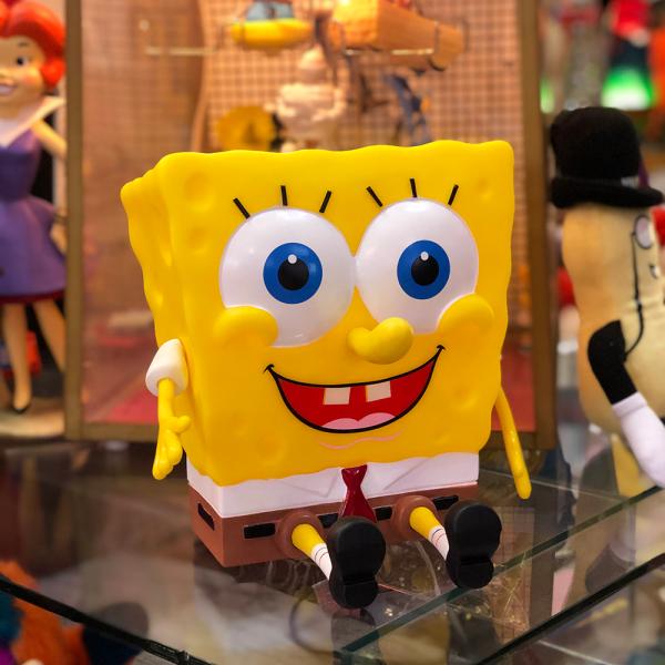 アメリカからスポンジボブのコインバンクが入荷です！四角いフォルムが最高にキュートです〜インテリア、コレクションにいかがでしょうか？本体サイズ：約 22 x 19.5 x 17cm箱サイズ：約 23 x 21.5 x 18.5【 お知らせとお...