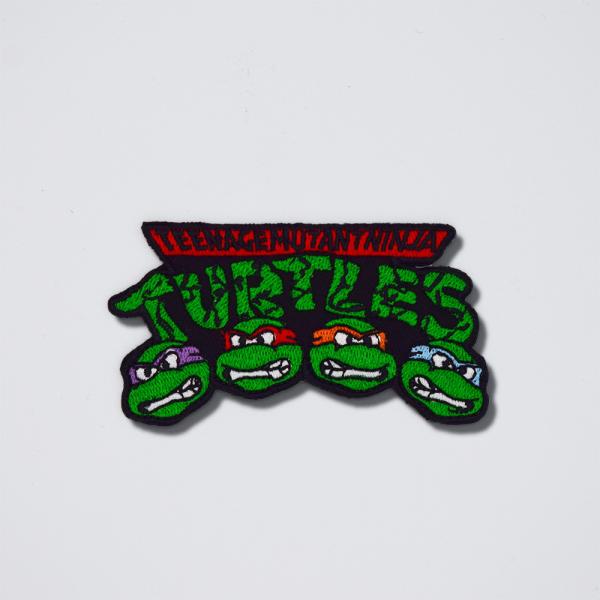 人気コミックからタートルズのワッペンです。ジャケットやカバンなど好きなところにカスタムしてお楽しみください！裏面に接着用糊が付いていますので、アイロンでの簡単貼付けが可能です。※より本格的に貼付けて頂く為に縫い付けをオススメしております。サ...