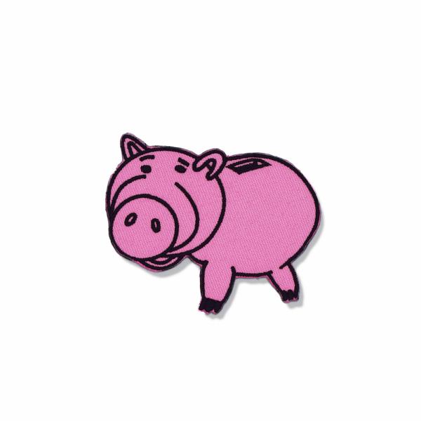 人気映画トイストーリーからハムのワッペンです。ジャケットやカバンなど好きなところにカスタムしてお楽しみください！裏面に接着用糊が付いていますので、アイロンでの簡単貼付けが可能です。※より本格的に貼付けて頂く為に縫い付けをオススメしております...