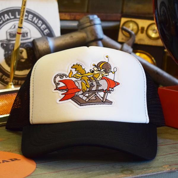 WILE E. Coyote のワッペン付きのメッシュキャップです。一味違うキャップをお探しの方に人気のお品です！サイズのフィット感はアジャスターで簡単に調整できます。いろんなシーンで使えるオススメのメッシュキャップです。サイズ：フリー種類...