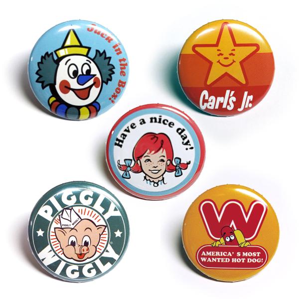 レーシングモーター系やUSアドバタイジング(企業)キャラクターをモチーフにした、ポップでアメリカンな缶バッチでございます。キャップやかばん等はもちろん、いろんなシーンでお使いいただけます。サイズ：直径 約3cm