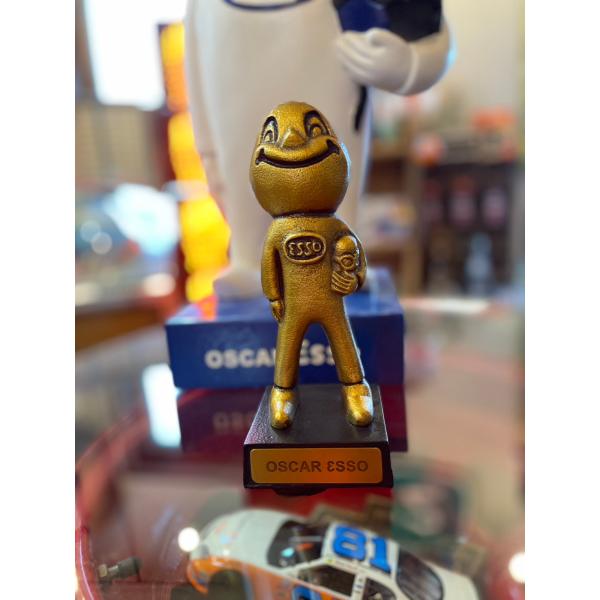 50~60年代にESSO関係者へ贈られた記念品のリプロ品となります！ずっしりとした重みがあり、金色の見た目も存在感があります。サイズ：約19 x 7.5cm素材：金属【 お知らせとお断り 】製品の性質上や製造上の細かな傷や多少の変形・色むら...