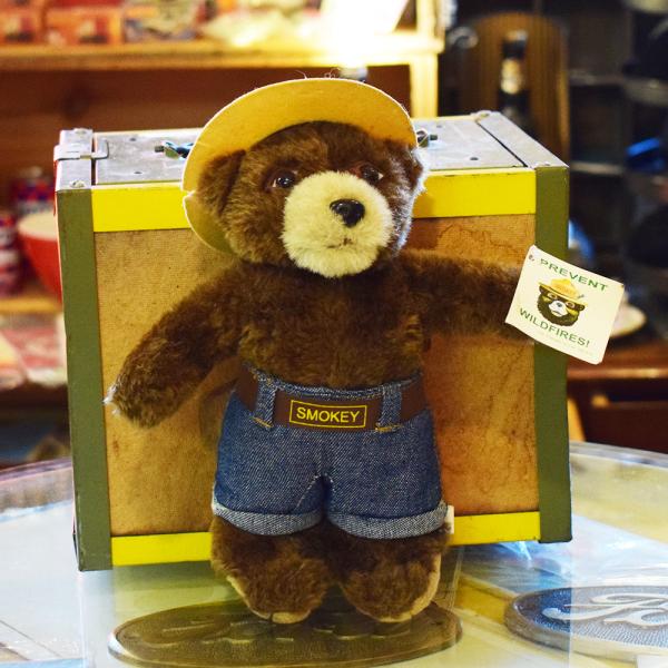 アメリカで長年親しまれている山火事防止マスコットキャラクター「スモーキーベア」のぬいぐるみが入荷！スモーキーベアは、アメリカ森林局の公式キャラクターとして1944年に登場し、「Only You can prevent forest fire...
