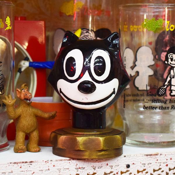 FELIX THE CATのラジエーターキャップが入荷です。重厚感あるボディに、フェリックスがデザインされた小さめながら存在感抜群のアイテム！経年によるくすみや光沢ある色味の変化も味わい深く、デスク周りやガレージディスプレイ、カーショーのア...