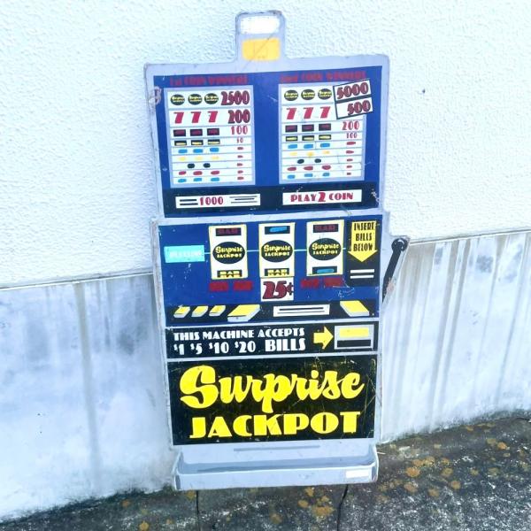 スロットマシンデザインの木製看板が入荷。ゲームマシンまわりで使われていたような表記が入る、アメリカンカジノらしいデザインが特徴。看板下部からは針金が2本出ており、実際にマシンや什器へ取り付けられていた痕跡も残っています。ネオンやビールサイン...