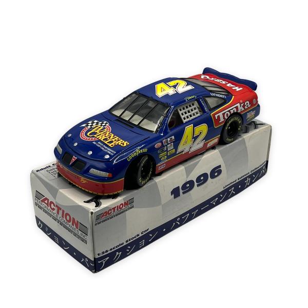 往年の名車から個性あふれるモデルまで、比較的状態の良い希少なNASCARコレクタブルミニカーが待望の入荷。近年ではここまで多種多様な希少品がそろって入手することはございませんでした。手に持って感じる重厚感のあるダイキャスト製ボディは、現行モ...