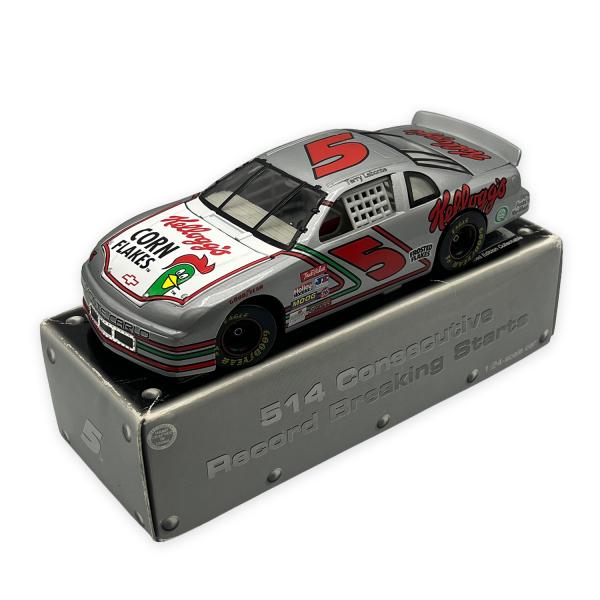 往年の名車から個性あふれるモデルまで、比較的状態の良い希少なNASCARコレクタブルミニカーが待望の入荷。近年ではここまで多種多様な希少品がそろって入手することはございませんでした。手に持って感じる重厚感のあるダイキャスト製ボディは、現行モ...