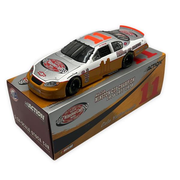 往年の名車から個性あふれるモデルまで、比較的状態の良い希少なNASCARコレクタブルミニカーが待望の入荷。近年ではここまで多種多様な希少品がそろって入手することはございませんでした。手に持って感じる重厚感のあるダイキャスト製ボディは、現行モ...